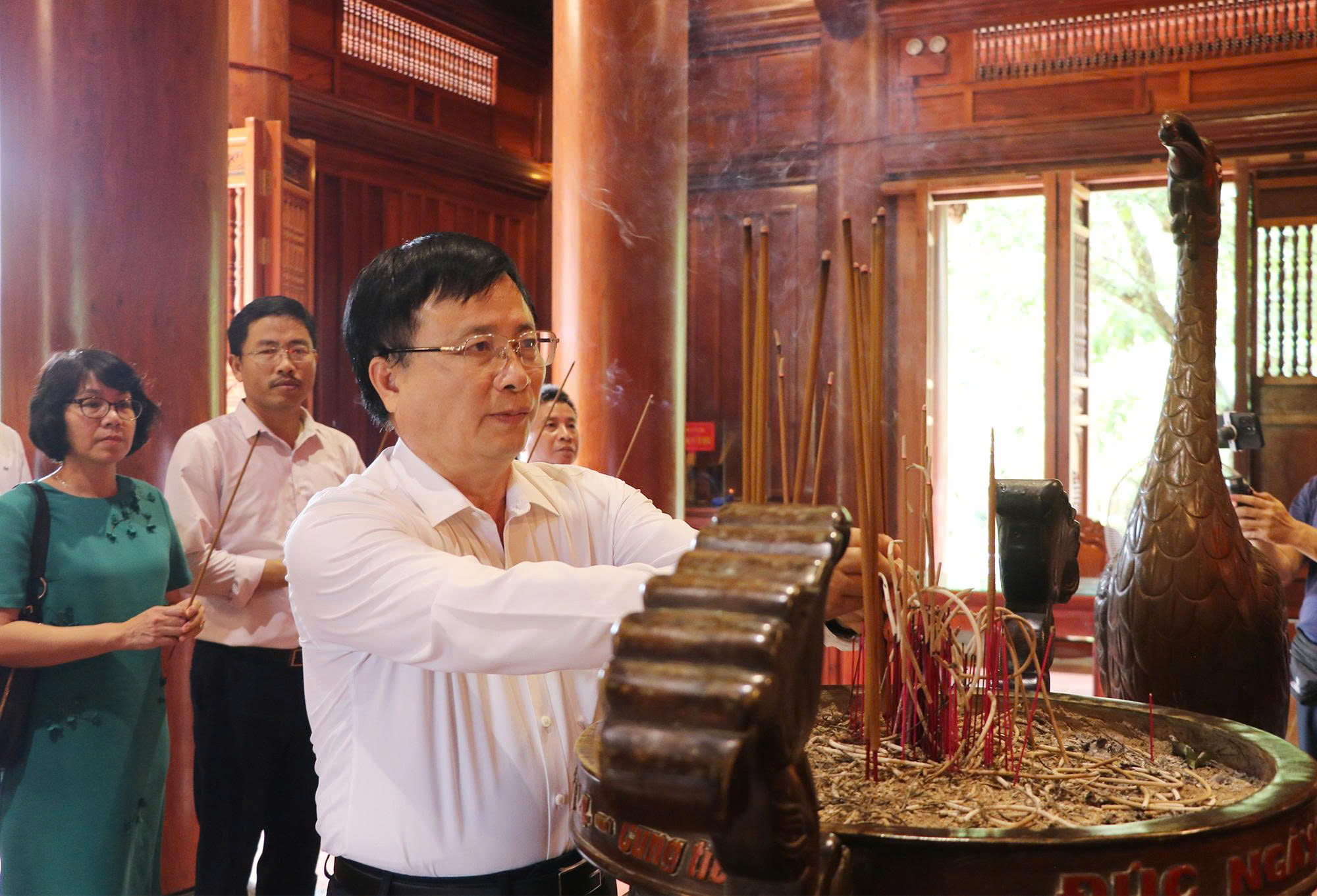 Giám đốc Tổ chức Y tế thế giới khu vực Tây Thái Bình Dương dâng hương tưởng niệm Chủ tịch Hồ Chí ...